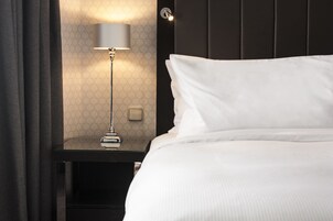 Suite, 1 cama king-size, kitchenette | Minibar, cofre no quarto, secretária, quartos insonorizados
