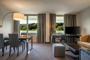 Suíte, 1 cama King, cozinha americana | Frigobar, cofres nos quartos, escrivaninha, quartos à prova de som