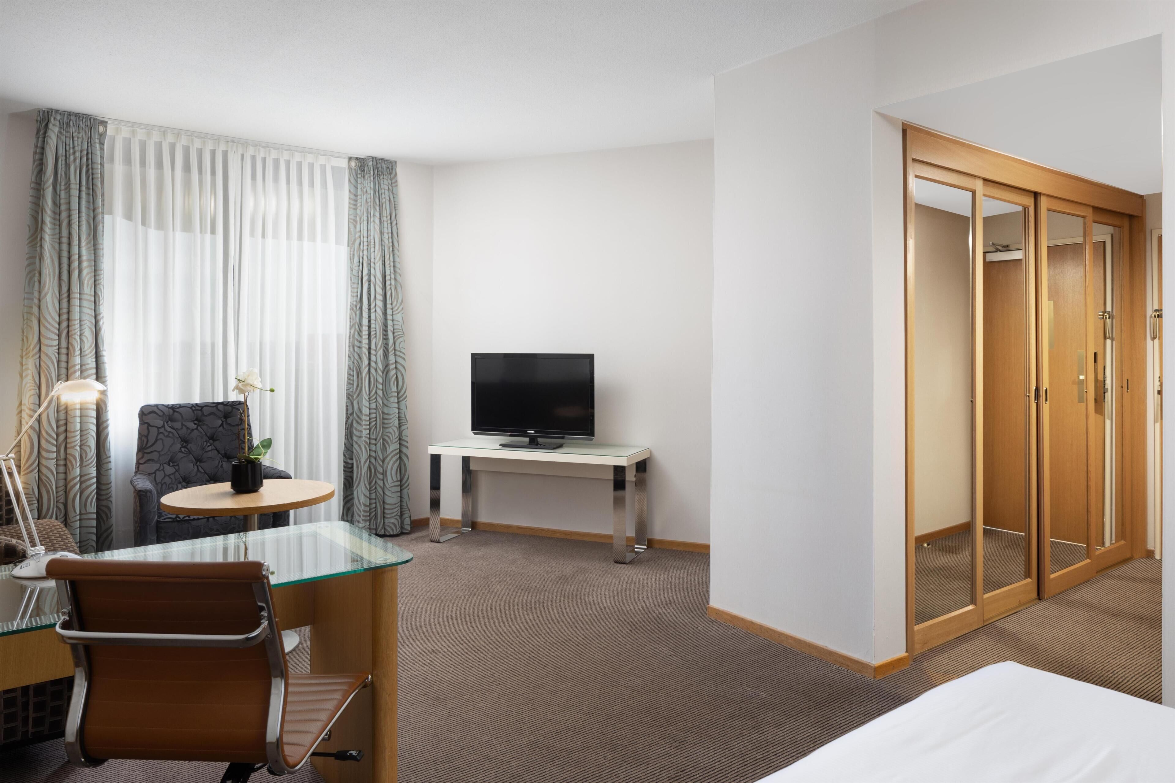 Quarto luxo, 1 cama King | Frigobar, cofres nos quartos, escrivaninha, quartos à prova de som