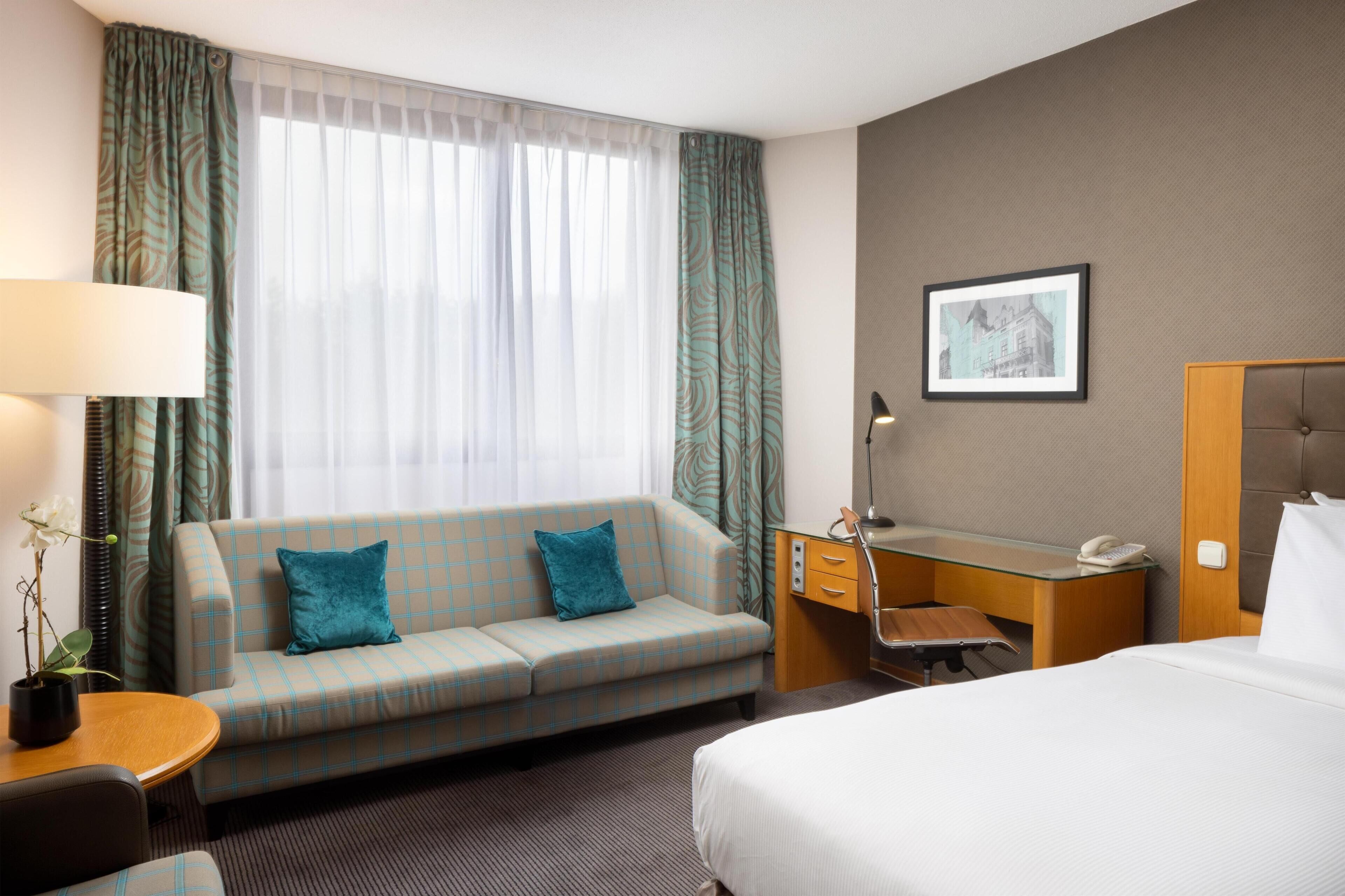 Quarto duplo superior | Área de estar | TV LED 37 polegadas com canais a cabo, TV, dock para MP3