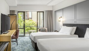 Quarto Twin Deluxe, varanda | Edredões de penas, cofre no quarto, com mobília individualizada 