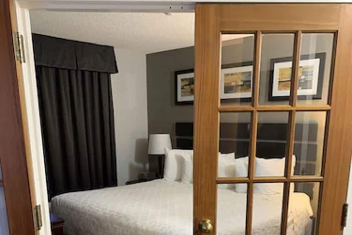 Escrivaninha, cortinas blackout, ferros/tábuas de passar roupa