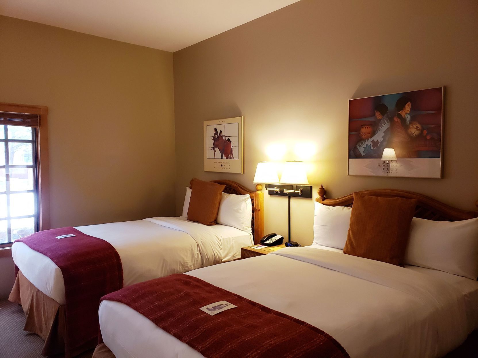 Roupa de alta qualidade, camas de colchão pillowtop, minibar 