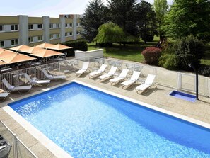 Piscina externa sazonal, guarda-sóis, espreguiçadeiras