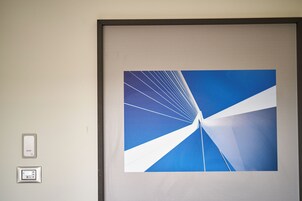 Obra de arte emoldurada de uma ponte em uma parede.