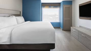 Suite, 1 cama king-size | Camas de colchão pillowtop, cofre no quarto, secretária