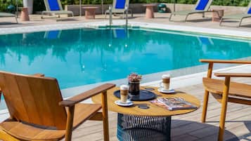 Piscina externa, funciona das 10h às 20h, guarda-sóis, espreguiçadeiras