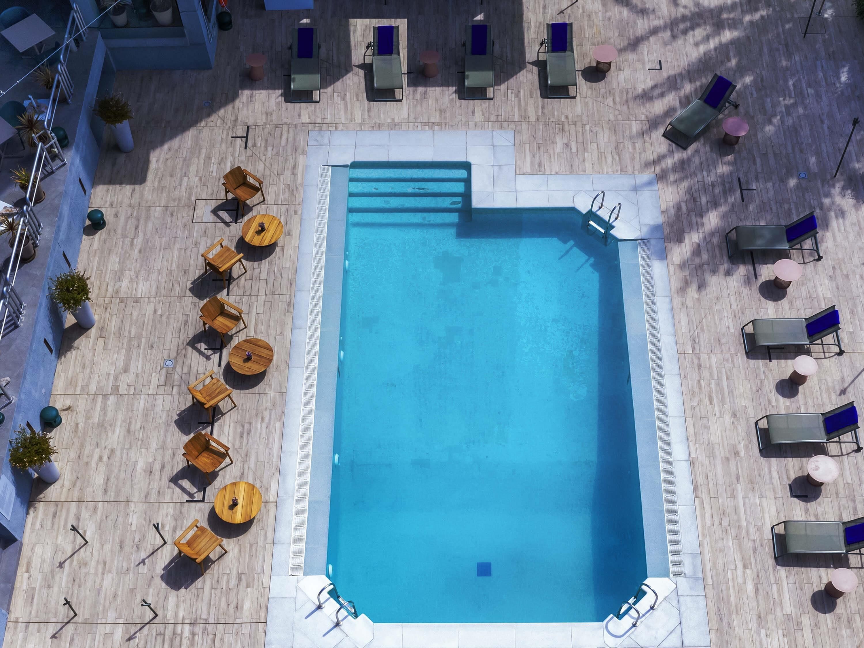 Piscina externa, funciona das 10h às 20h, guarda-sóis, espreguiçadeiras