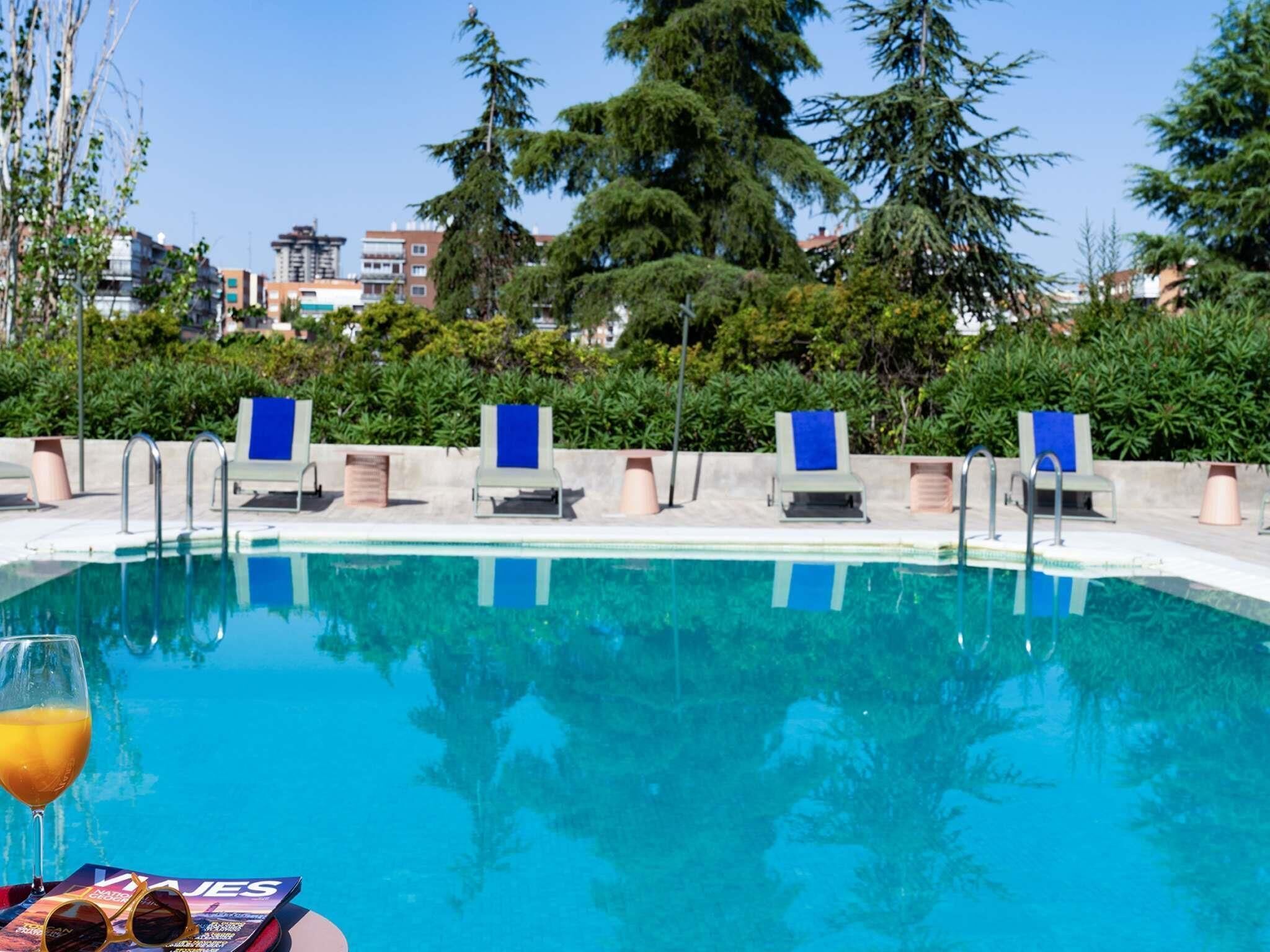 Piscina exterior, da(s) 10:00 à(s) 20:00, guarda-sóis, espreguiçadeiras 