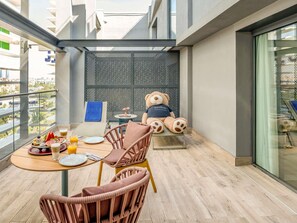Quarto luxo, 1 cama de casal, terraço | Roupas de cama antialérgicas, edredons de pluma, camas Select Comfort