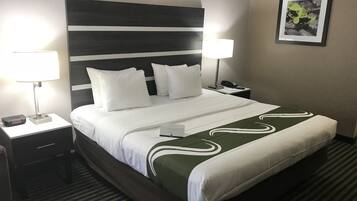 Quarto standard, 1 cama King, para não fumantes | Cofres nos quartos, escrivaninha, espaço de trabalho para notebook