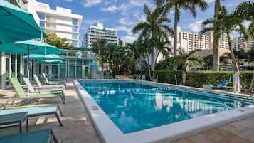 Piscina externa, espreguiçadeiras