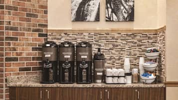 Café da manhã com buffet grátis todos os dias
