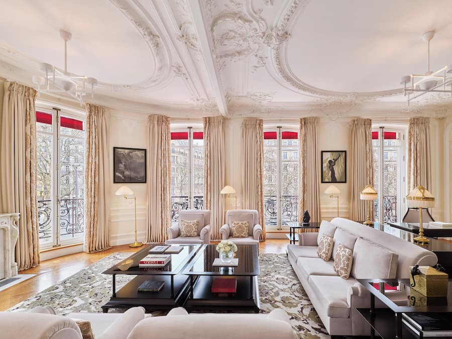 Smart TV de 82 de cm com canais via satélite, filmes pagos, escritórios