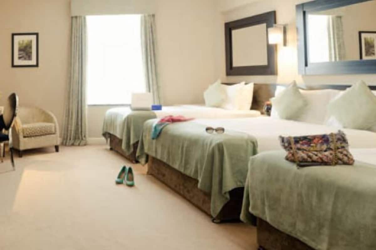Roupas de cama premium, cofres nos quartos, escrivaninha