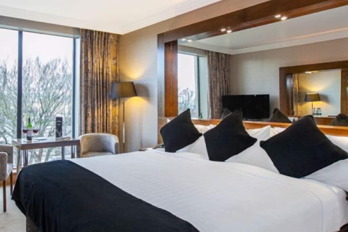 Roupas de cama premium, cofres nos quartos, escrivaninha