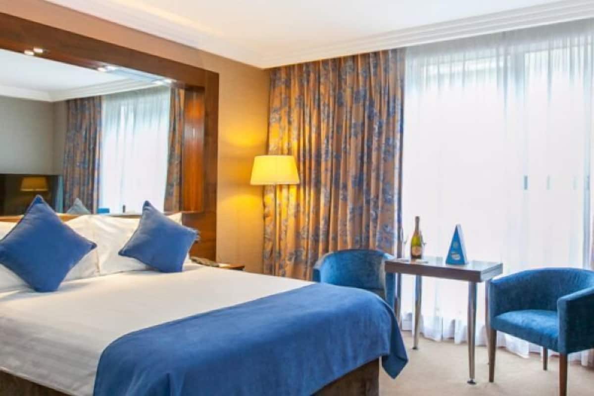 Roupas de cama premium, cofres nos quartos, escrivaninha