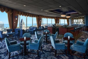 3 bares/lounges, saguão/lounge