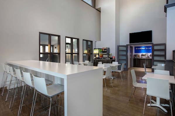 Café da manhã completo grátis todos os dias