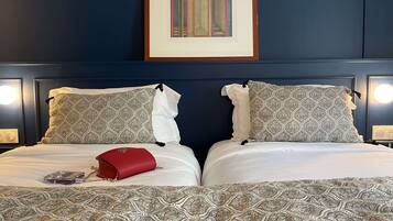 Quarto Duplo Superior, 2 camas individuais | Roupa de alta qualidade, camas de colchão viscoelástico, minibar