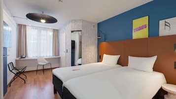 Quarto Standard, 2 camas individuais | Roupa hipoalergénica, secretária