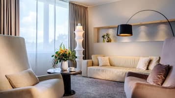 Suíte conforto, 1 cama King | Roupas de cama premium, edredons de pluma, frigobar, cofres nos quartos