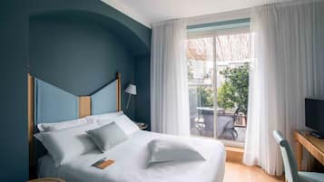 Quarto casal luxo, 1 cama King, terraço | Roupas de cama antialérgicas, edredons de pluma