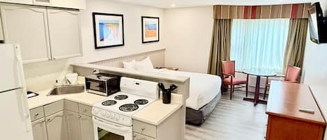 Standard One Queen Full Kitchen - Conference Centre | Roupas de cama premium, cofres nos quartos, cortinas blackout