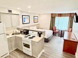 Standard One Queen Full Kitchen - Conference Centre | Roupa de alta qualidade, cofre no quarto, cortinas/cortinados opacos 