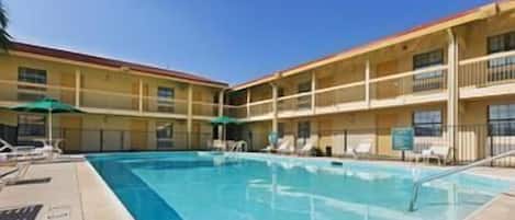 Piscina exterior, guarda-sóis, espreguiçadeiras