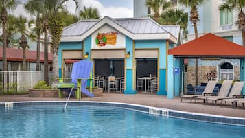 Vistas para a piscina, serve almoço, jantar e happy hour