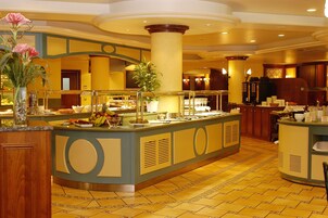 Pequeno-almoço tipo buffet diário mediante uma taxa