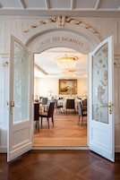 Serviço de café da manhã, culinária francesa, restaurante ao ar livre