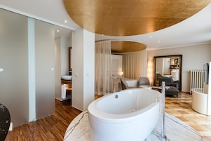 Suíte romântica, 1 cama King, sacada, vista para o rio | Banheiro | Chuveiro/banheira combinados, produtos de toalete grátis