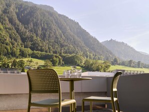 Quarto Standard, 1 cama de casal, varanda | Secretária, cortinas/cortinados opacos, ferro/tábua de engomar 