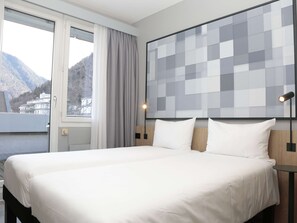 Quarto Standard, 2 camas individuais, varanda | Secretária, cortinas/cortinados opacos, ferro/tábua de engomar 