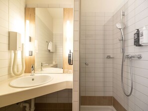 Quarto Standard, 1 cama de casal, varanda | Casa de banho | Um polibã, artigos de higiene ecológicos, um secador de cabelo 