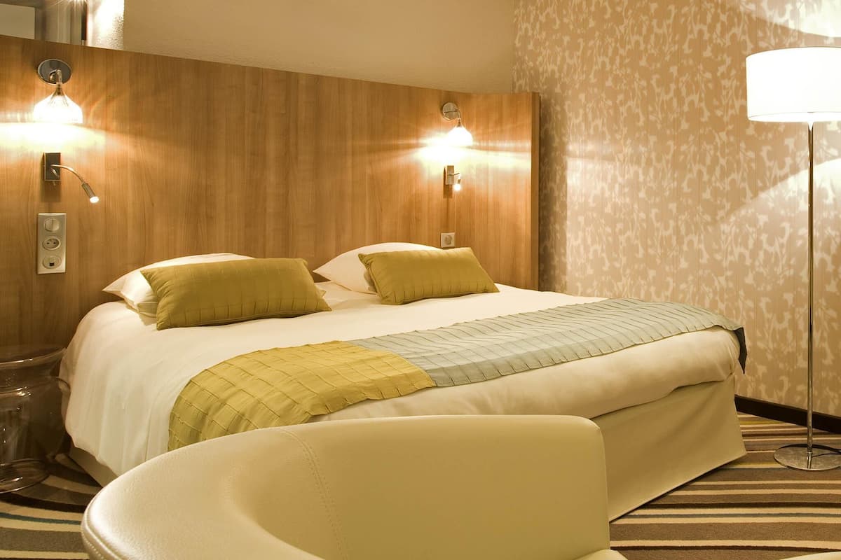 Quarto Clássico, 1 cama de casal | Roupa de alta qualidade, minibar, secretária