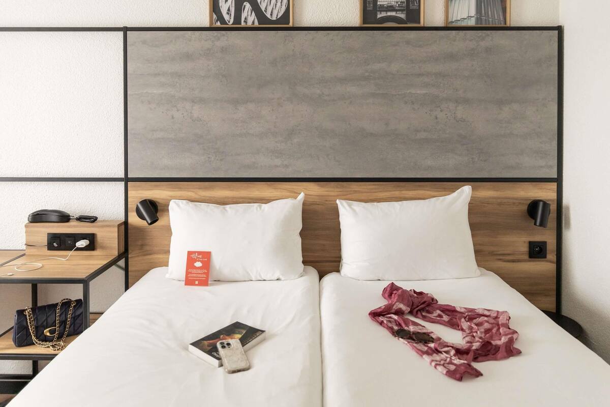Quarto, 2 camas individuais | Cofre no quarto, secretária, ferro/tábua de engomar, Wi-fi grátis 