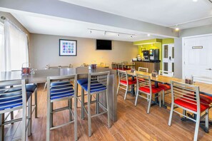 Café da manhã completo grátis todos os dias