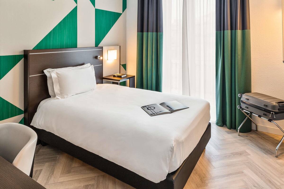 Quarto Individual Clássico | Roupa de alta qualidade, minibar, cofre no quarto, secretária 
