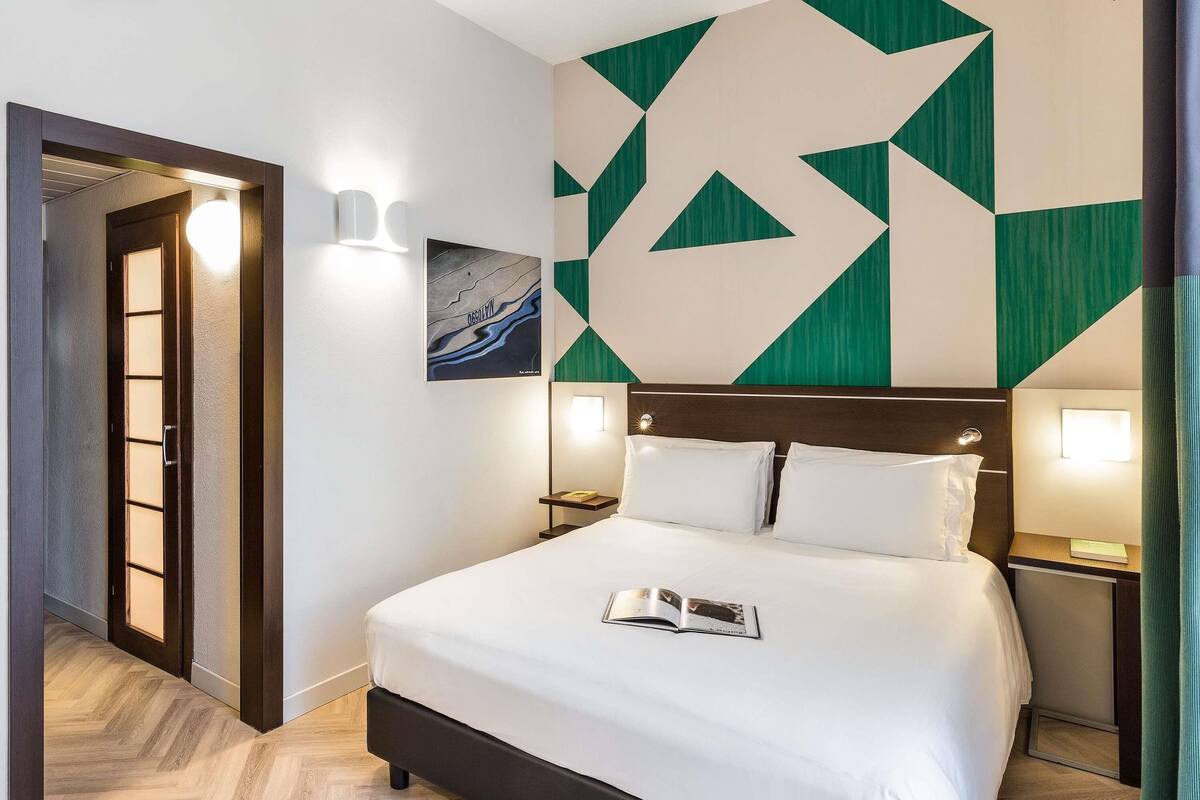 Quarto Duplo Superior | Roupa de alta qualidade, minibar, cofre no quarto, secretária 