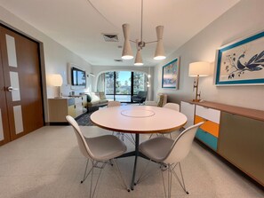 House of the Retro Future One-Bedroom Suite, 2 Queen Beds, Non-Smoking | Camas de colchão pillowtop, cofre com capacidade para portátil