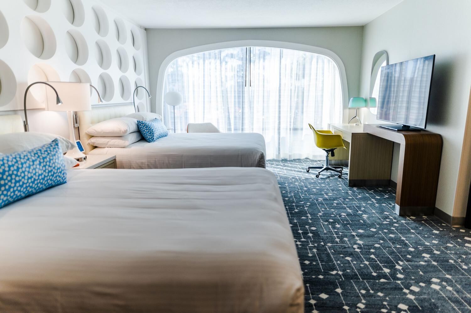 Camas de colchão pillowtop, cofre com capacidade para portátil 