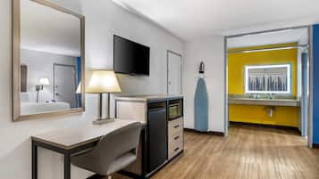 Suite, 1 cama king-size, não fumadores | Com mobília individualizada, secretária, cortinas/cortinados opacos