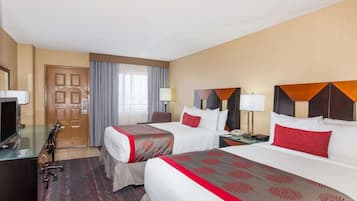 Cofres nos quartos, escrivaninha, cortinas blackout