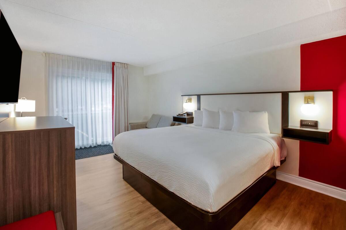 Quarto, 1 cama king-size, não fumadores (Ground Floor) | Secretária, secretária adequada para computadores portáteis 