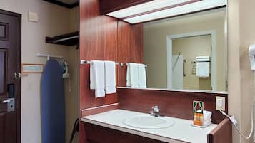 Uma combinação polibã/banheira, artigos de higiene pessoal grátis