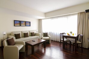 Ambassador Suite | Edredões de penas, minibar, cofre no quarto, cortinas/cortinados opacos 