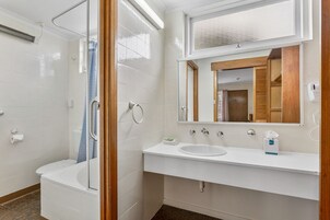 Uma combinação polibã/banheira, artigos de higiene pessoal grátis